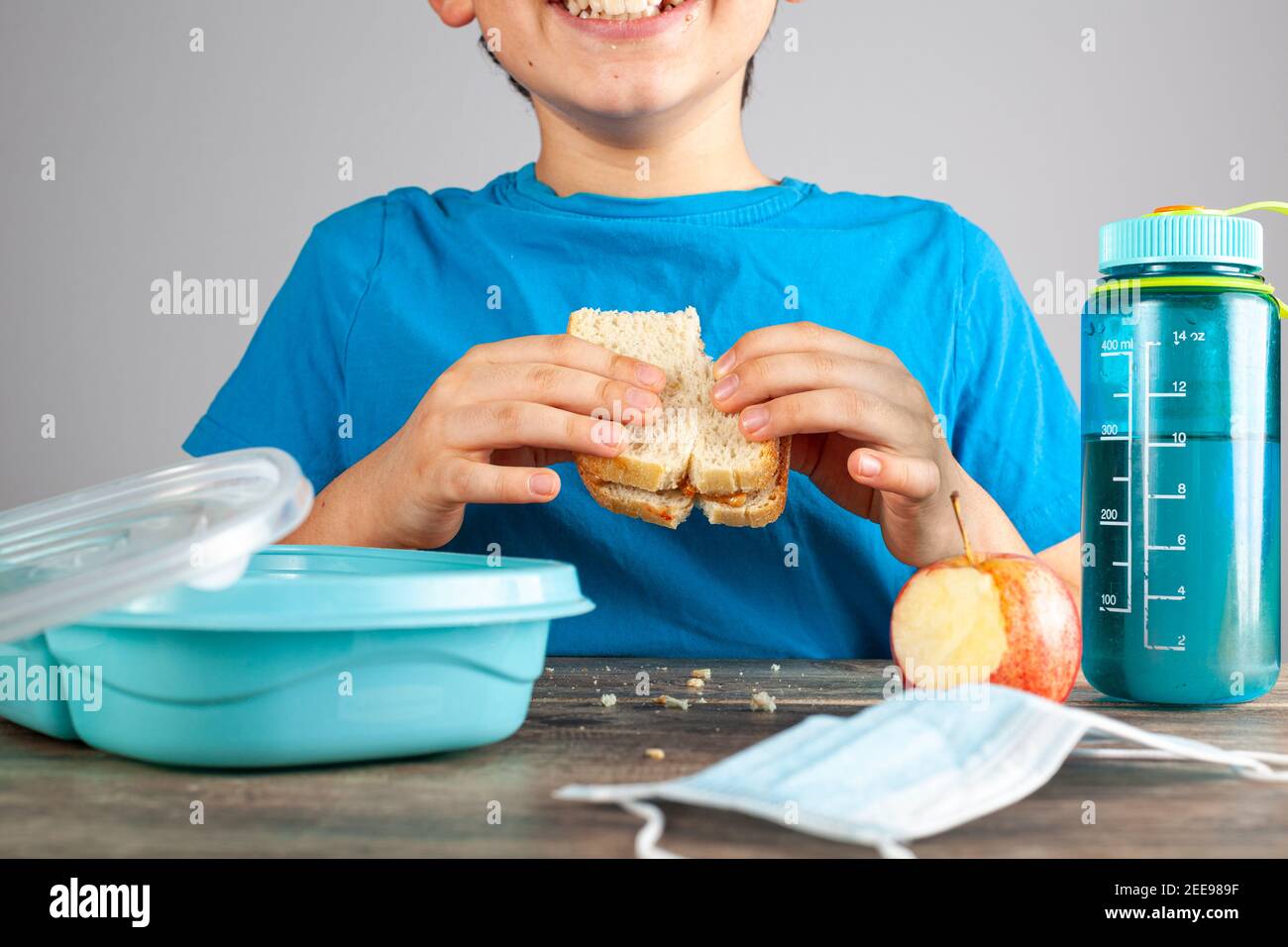 Student eating classroom hi-res stock photography and images - Alamy