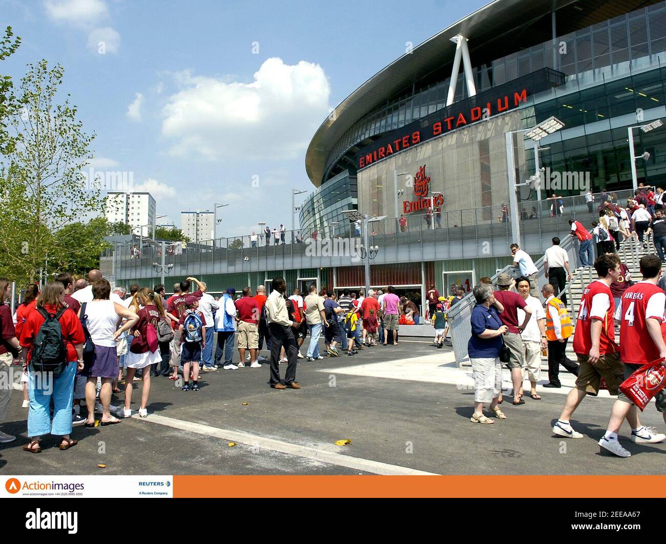 Emirates stadium shop hi-res stock photography and images - Alamy