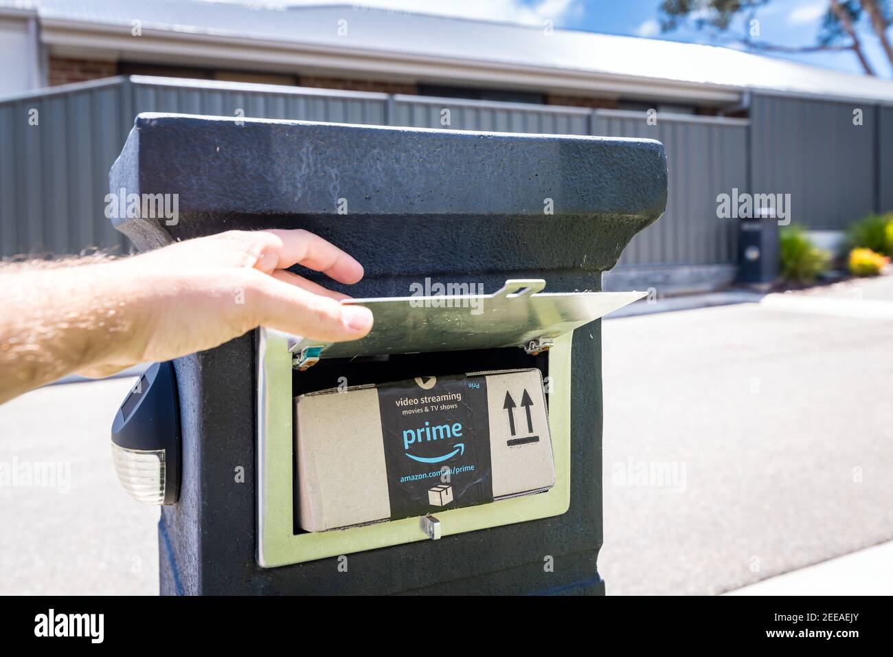 Metro parcel delivery hi-res stock photography and images - Alamy