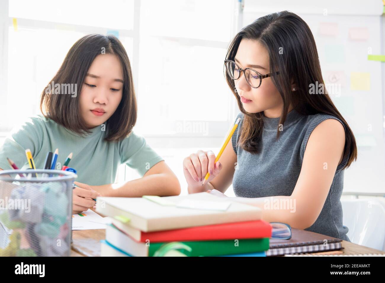 Student learning chinese hi-res stock photography and images - Alamy