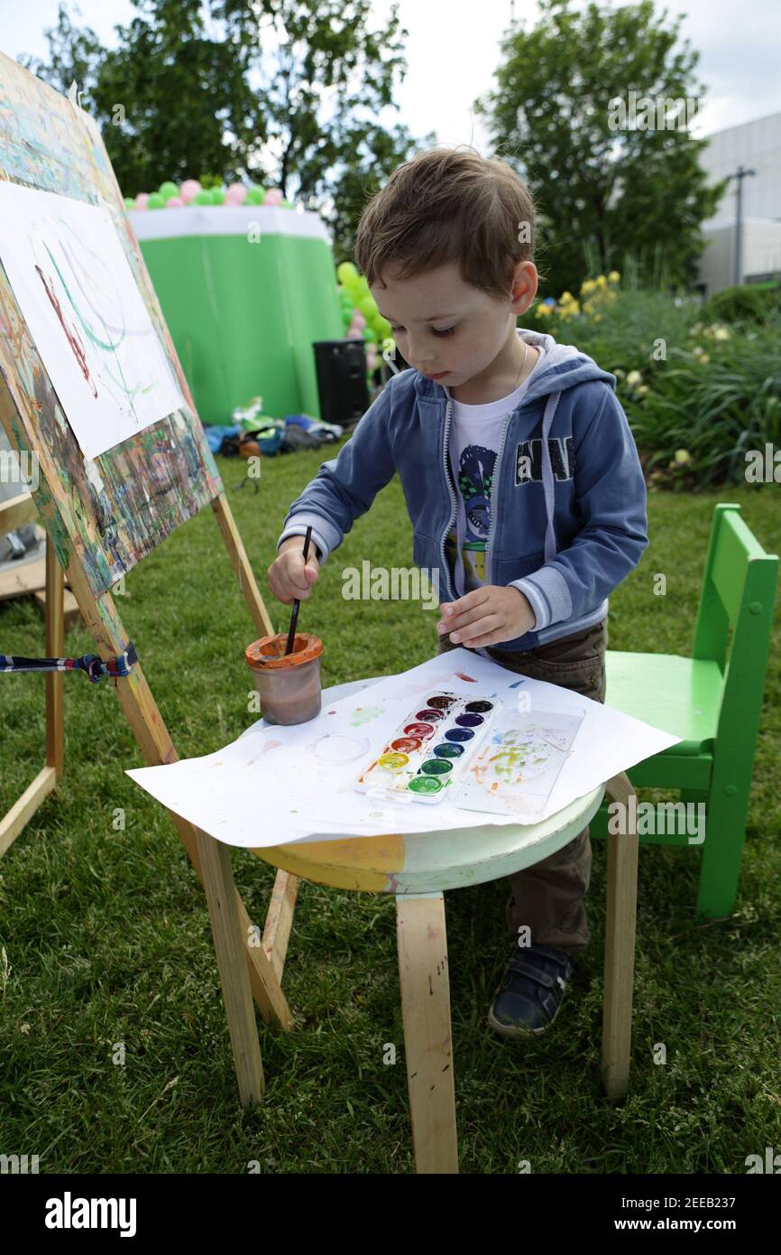 Easel paint preschool hi-res stock photography and images - Alamy