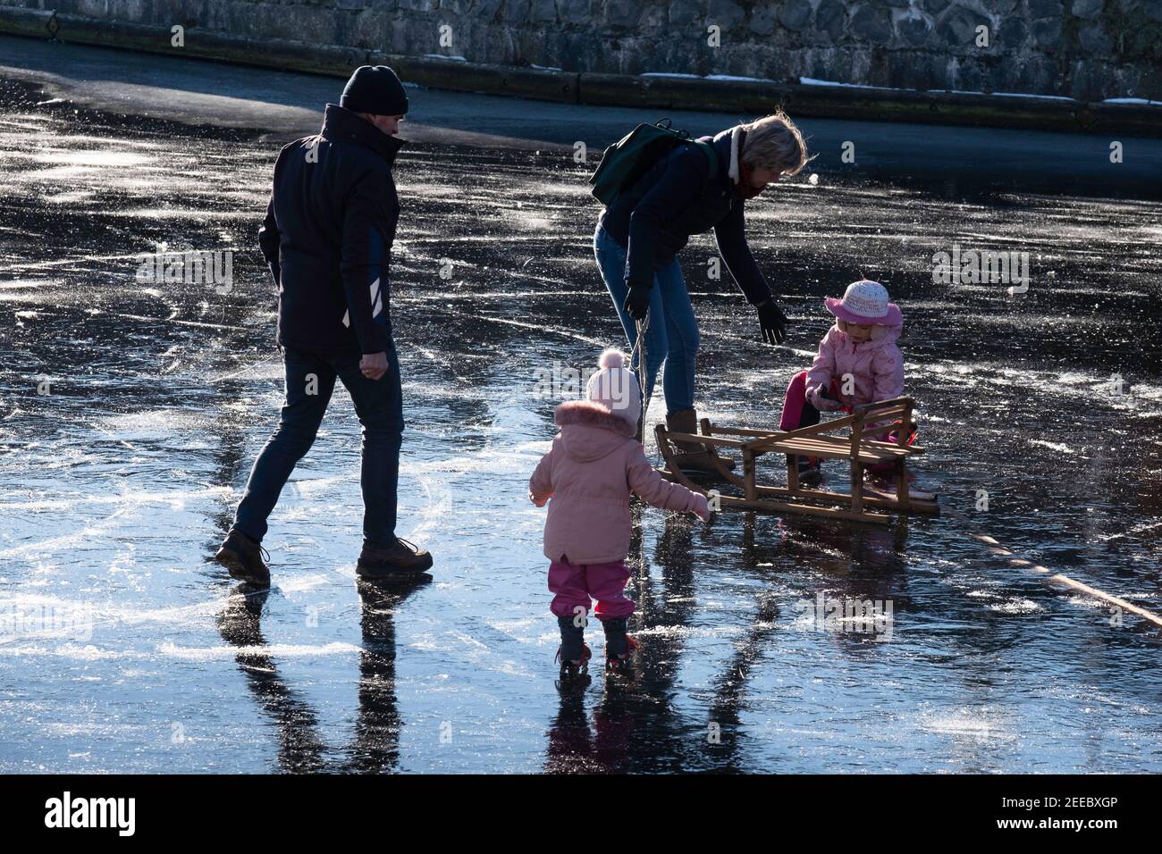 Kids playing on ice hi-res stock photography and images - Alamy