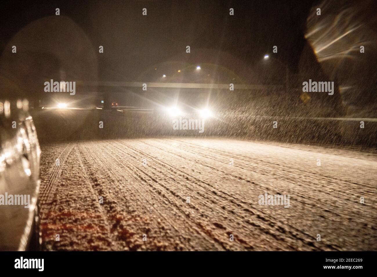 Cars snow highway midwest hi-res stock photography and images - Alamy