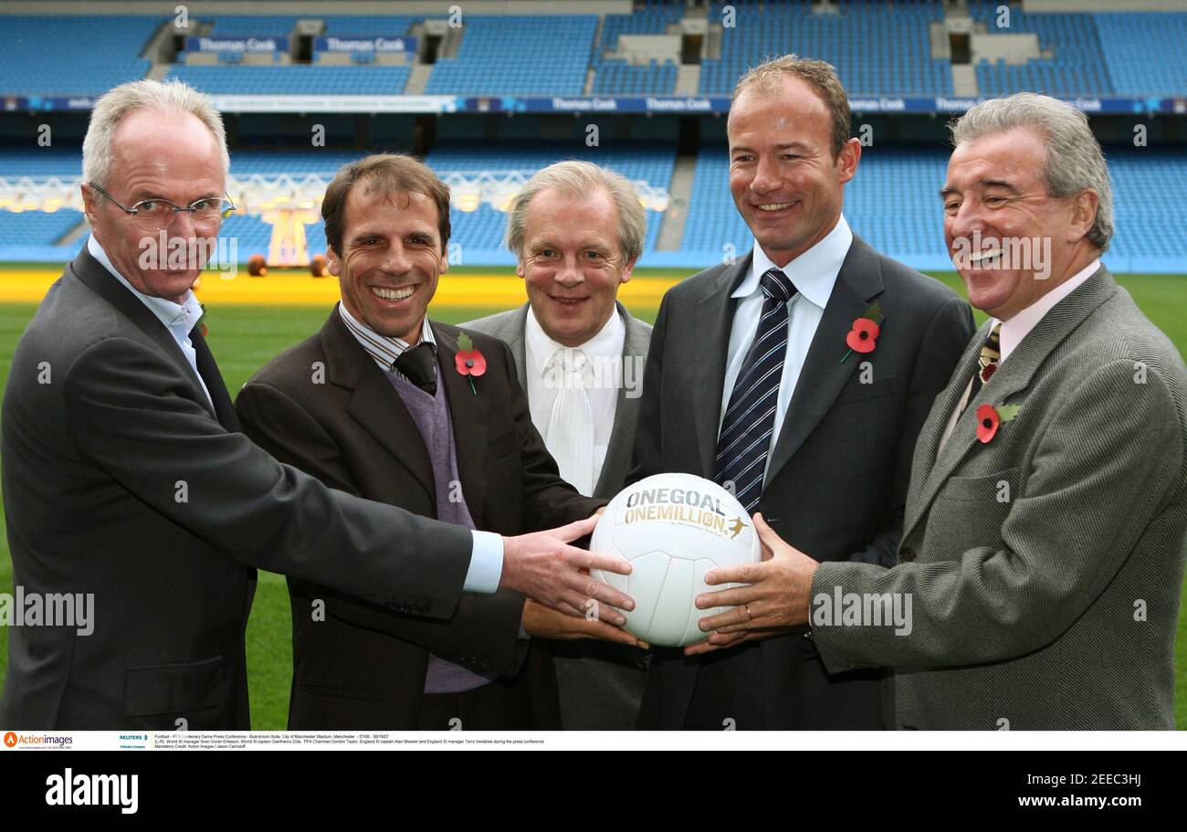 Terry venables england xi and gordon taylor hi-res stock photography ...