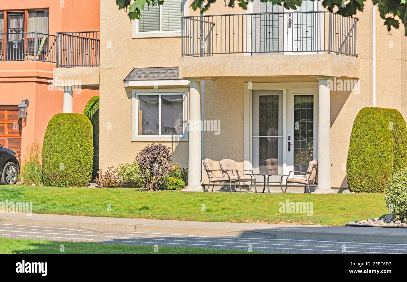 Luxury residential townhouses with private entrance from the street ...