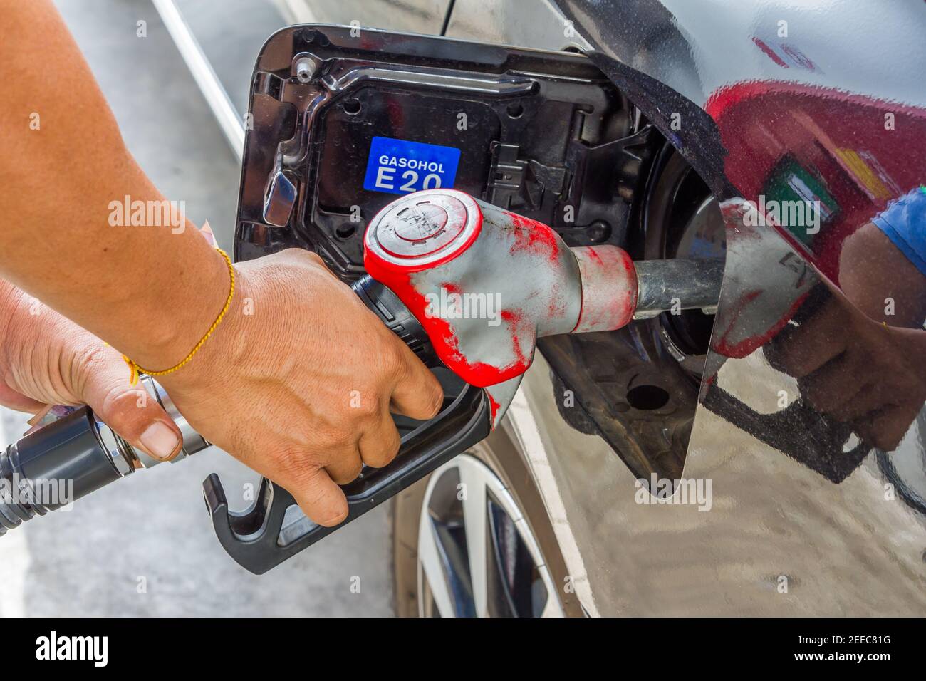 Put petrol in the car hi-res stock photography and images - Alamy