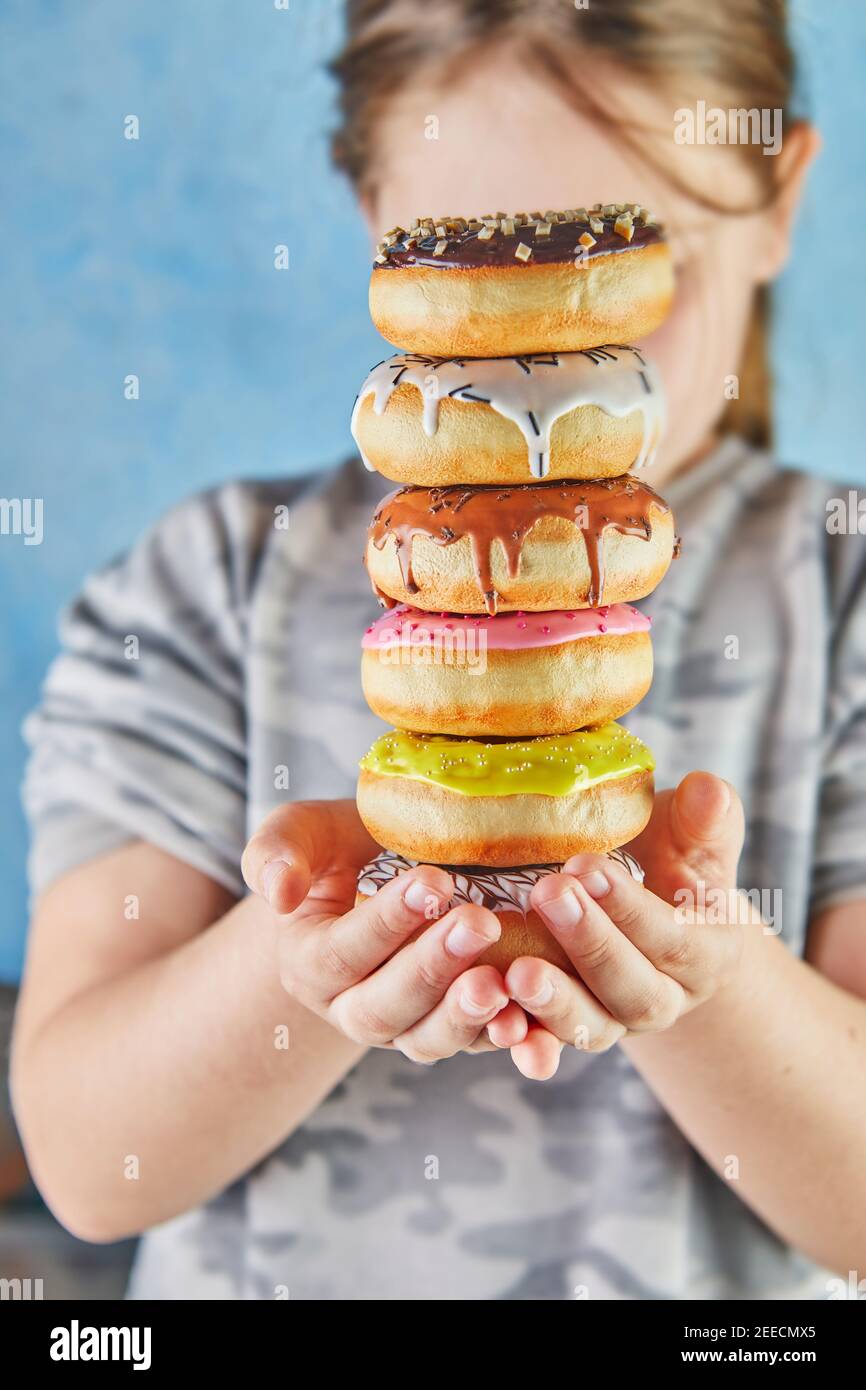 Hands holding doughnuts hi-res stock photography and images - Alamy