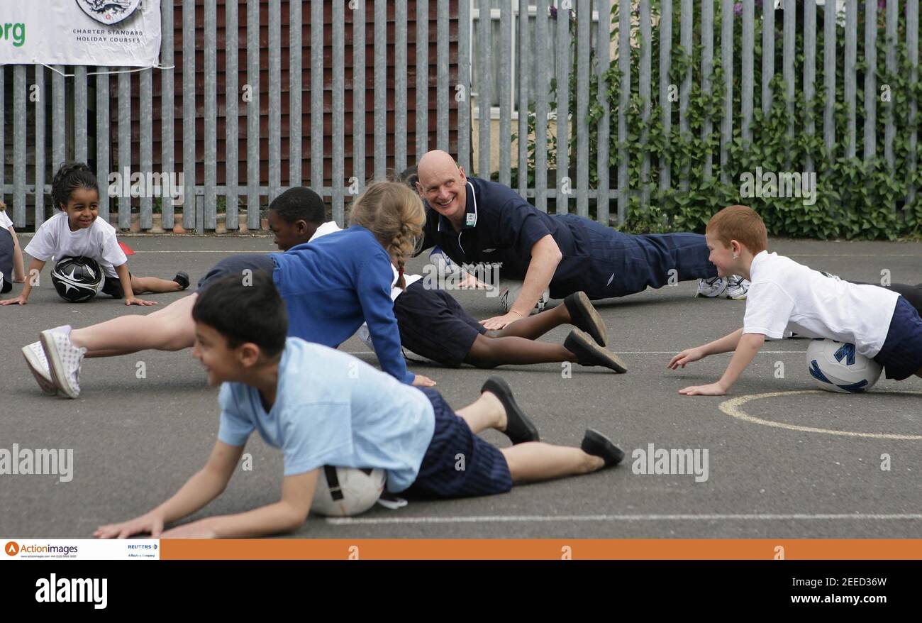 Sports coaching primary school hi-res stock photography and images - Alamy