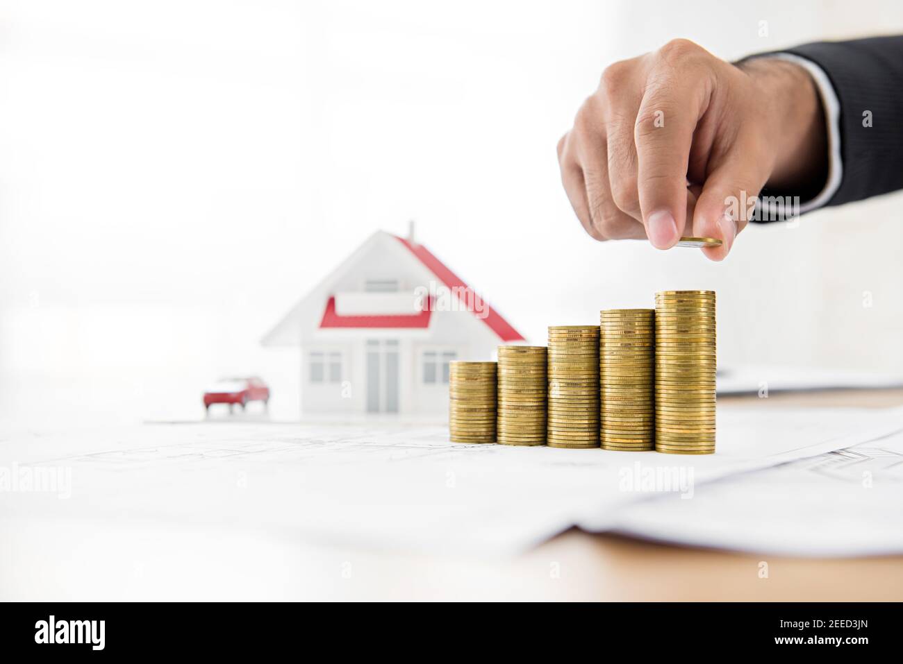 Investing hi-res stock photography and images - Alamy