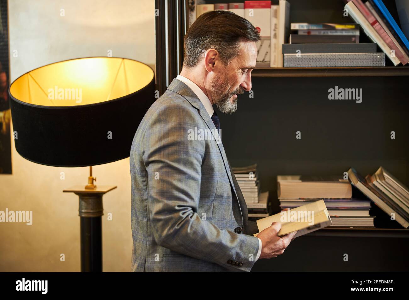 Checking out a book hi-res stock photography and images - Alamy