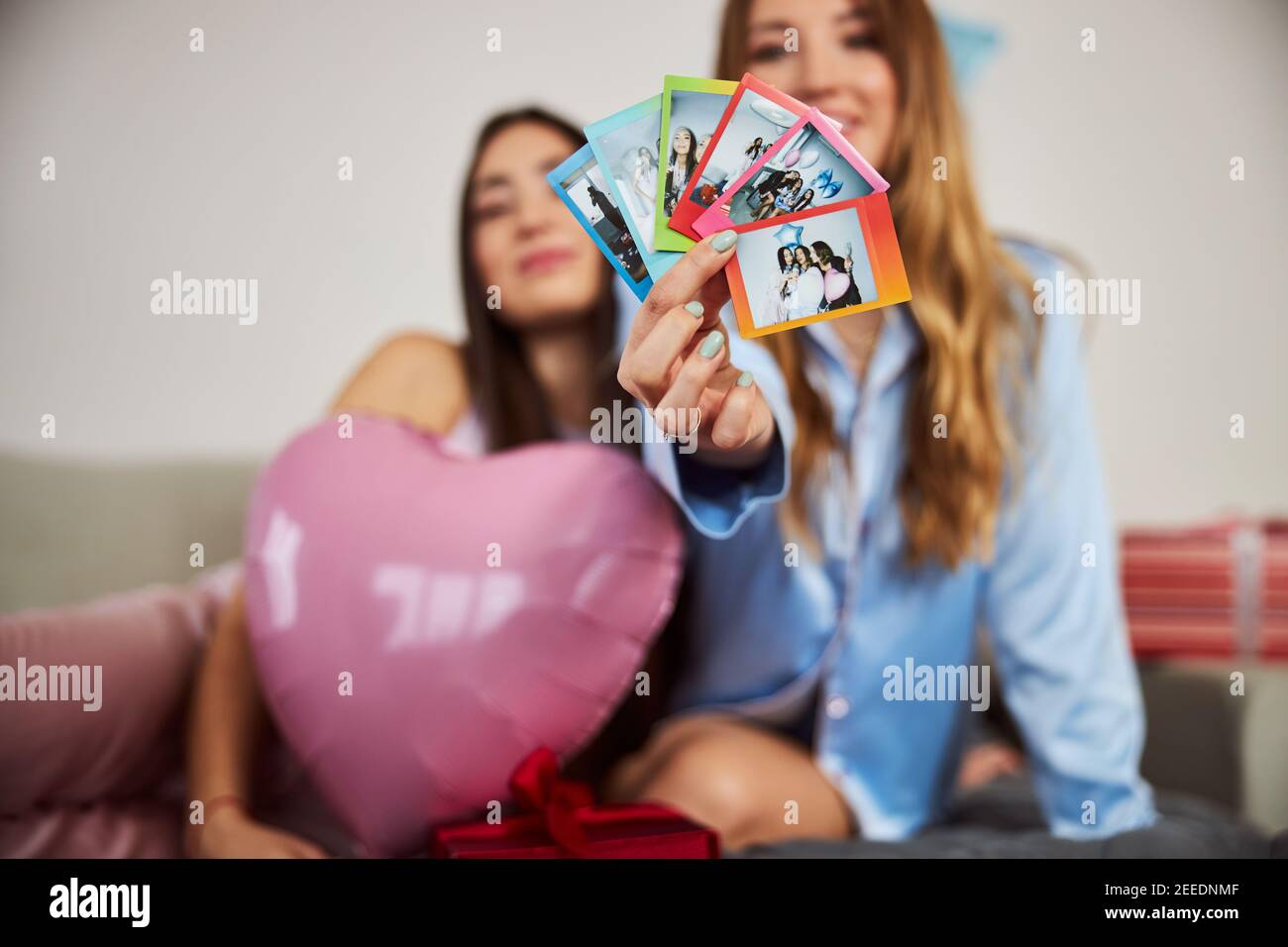 Showing Pictures To Friend High Resolution Stock Photography and Images ...