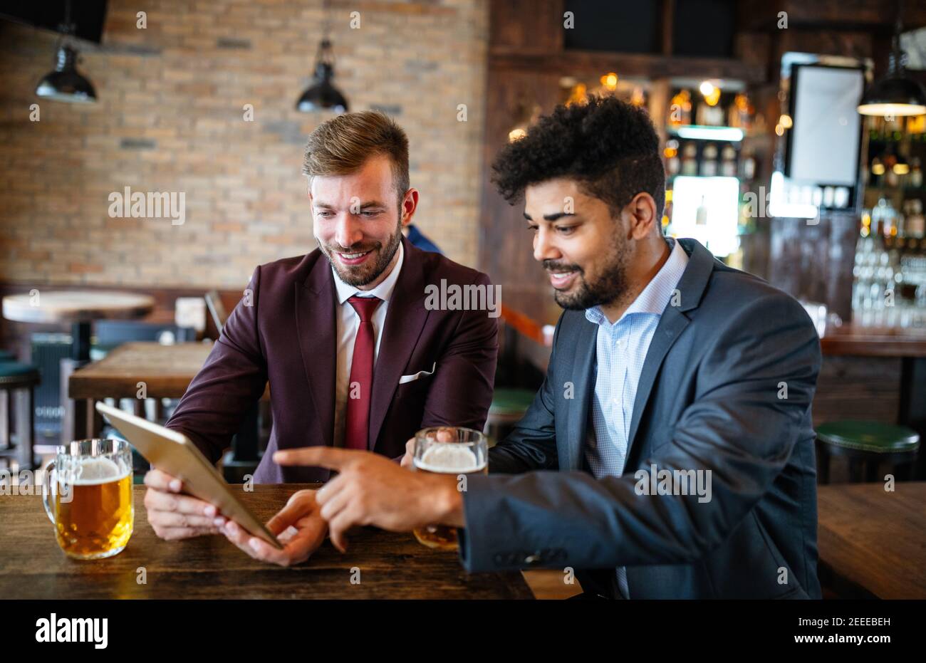 Men meeting pub hi-res stock photography and images - Alamy