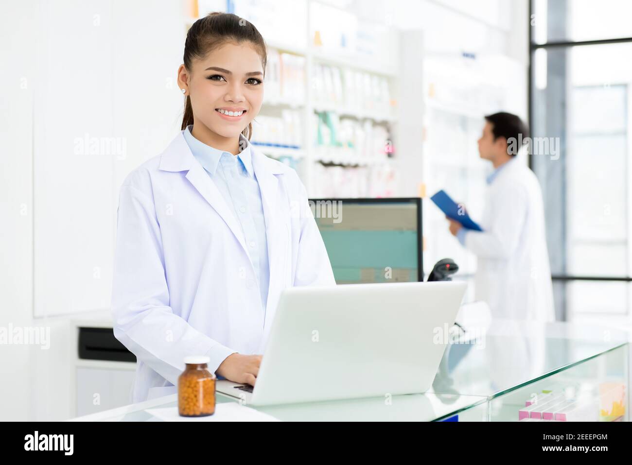 Chemist uniform hi-res stock photography and images - Alamy
