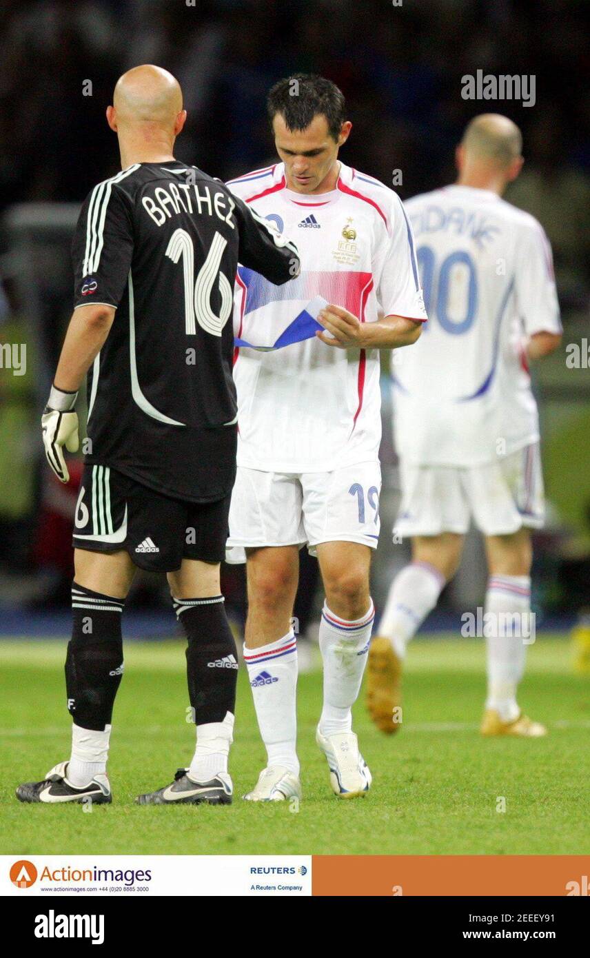 Frances zinedine zidane fabien barthez hi-res stock photography and ...