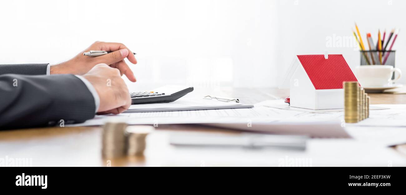 Real estate agent working house hi-res stock photography and images - Alamy