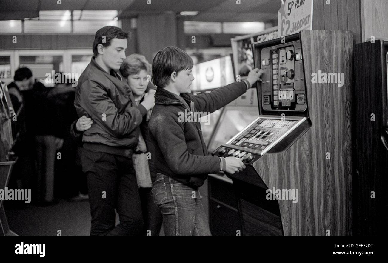 Girl playing fruit machine hi-res stock photography and images - Alamy