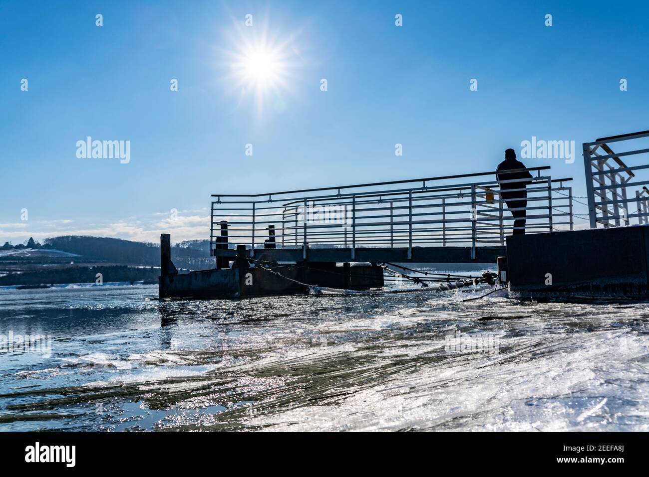 Winter in the Ruhr area, Baldeneysee, snow-covered, partly frozen lake ...