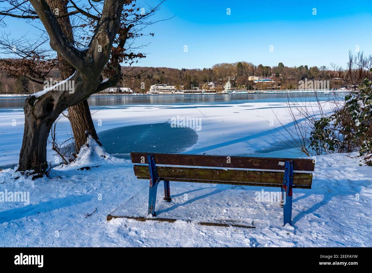 Winter in the Ruhr area, Baldeneysee, snow-covered, partly frozen lake ...