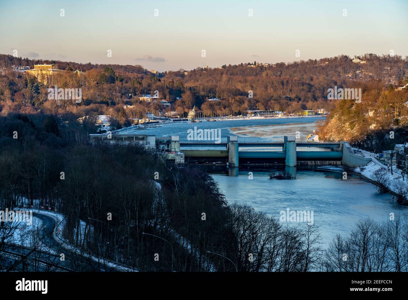 Winter in the Ruhr area, Baldeneysee, snow-covered, partly frozen lake ...