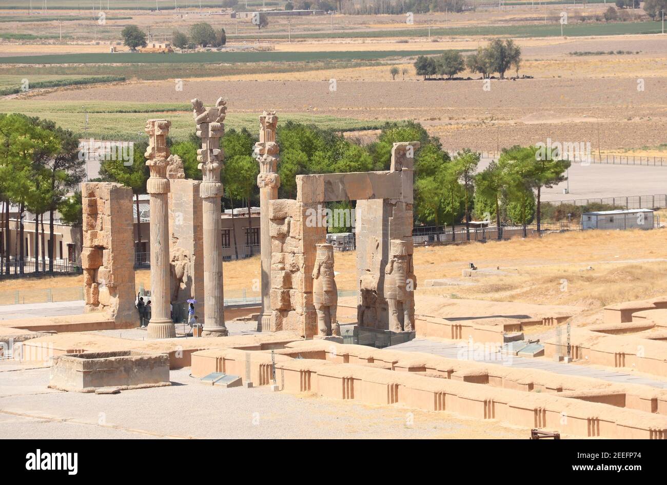 Gate of All Nations (Xerxes Gate) with stone statues of bulls in ...