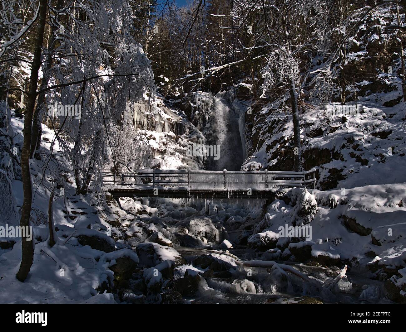 Covered bridge waterfall hi-res stock photography and images - Alamy