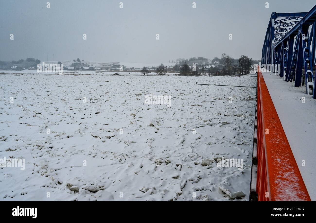 Schwedt, Germany. 16th Feb, 2021. Ice floes have accumulated on the ...