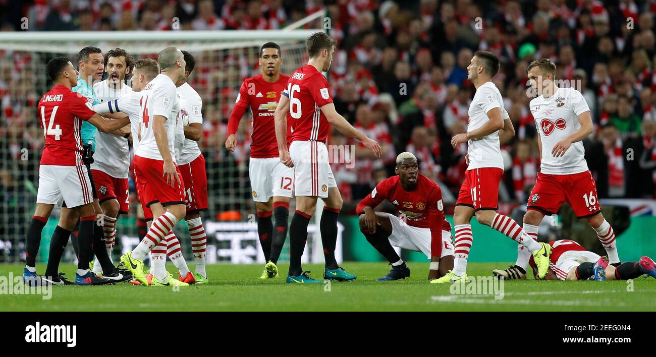 Football head on collision hi-res stock photography and images - Alamy