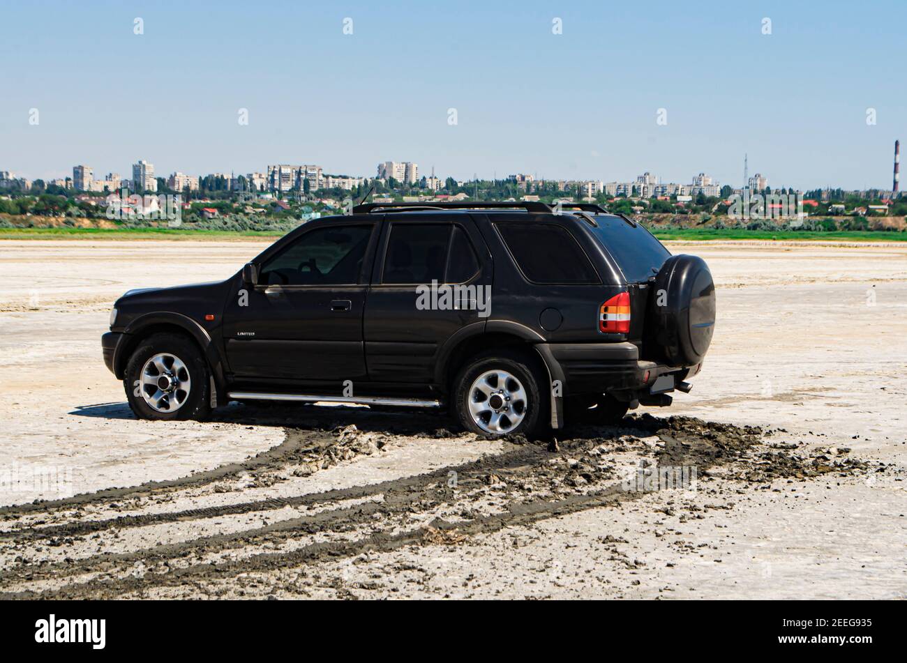Car stuck in sand hi-res stock photography and images - Alamy