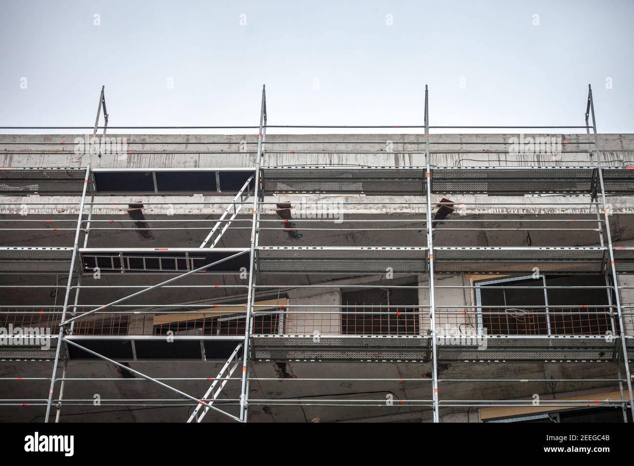 Detail of a Scaffolding on a residential skyscraper construction site ...