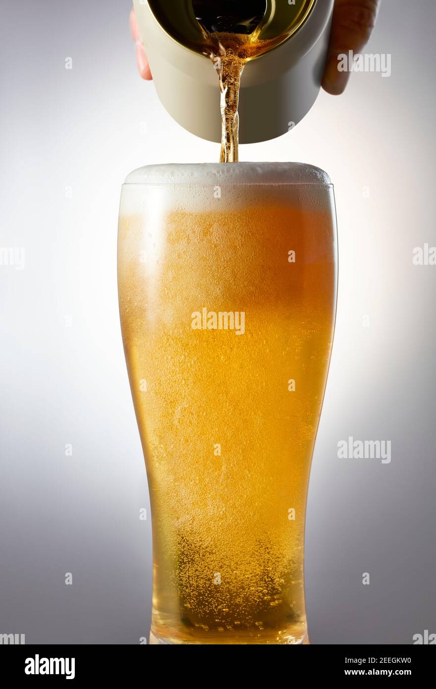 Beer pouring can hi-res stock photography and images - Alamy