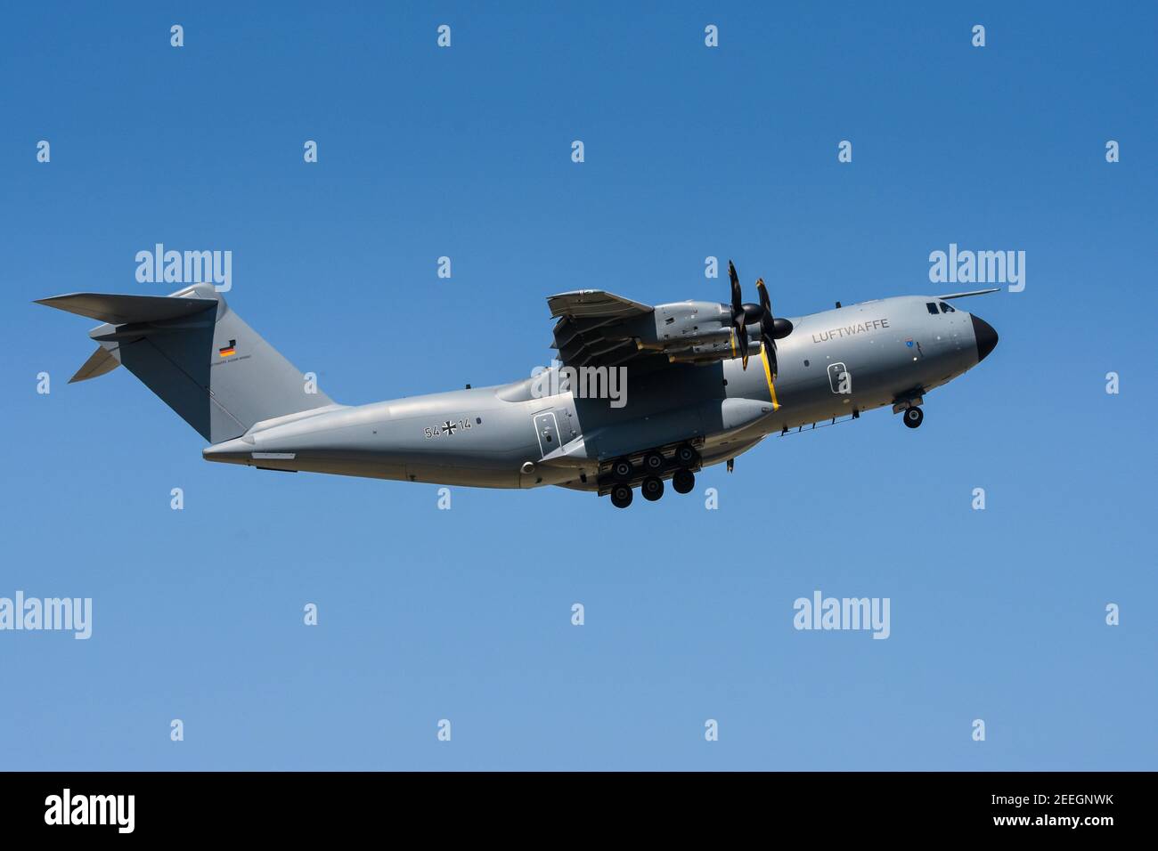 07.06.2018, Wunstdorf, Lower Saxony, an Airbus A400M "Atlas" in flight ...