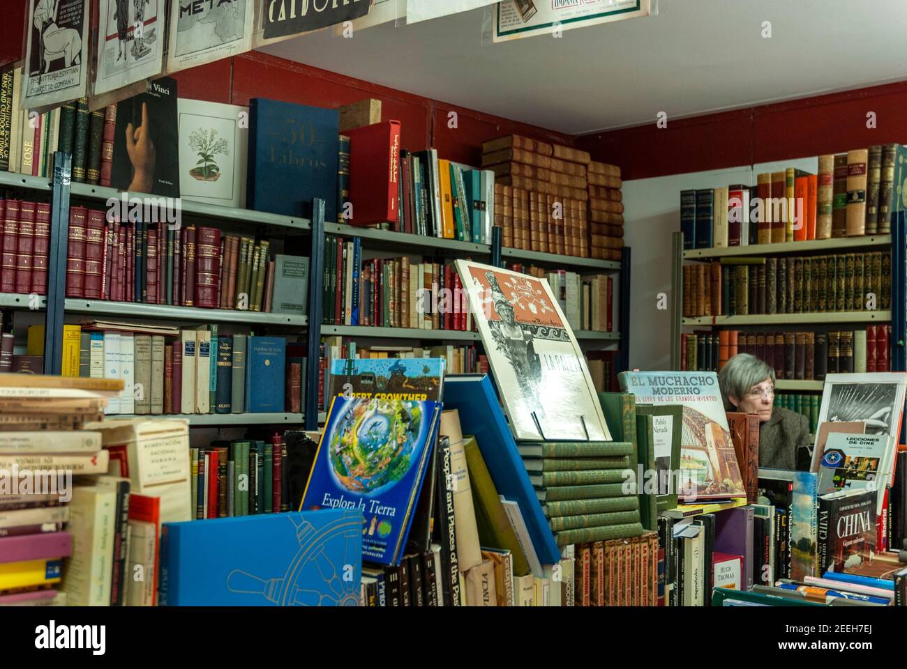 Books stalls hi-res stock photography and images - Alamy