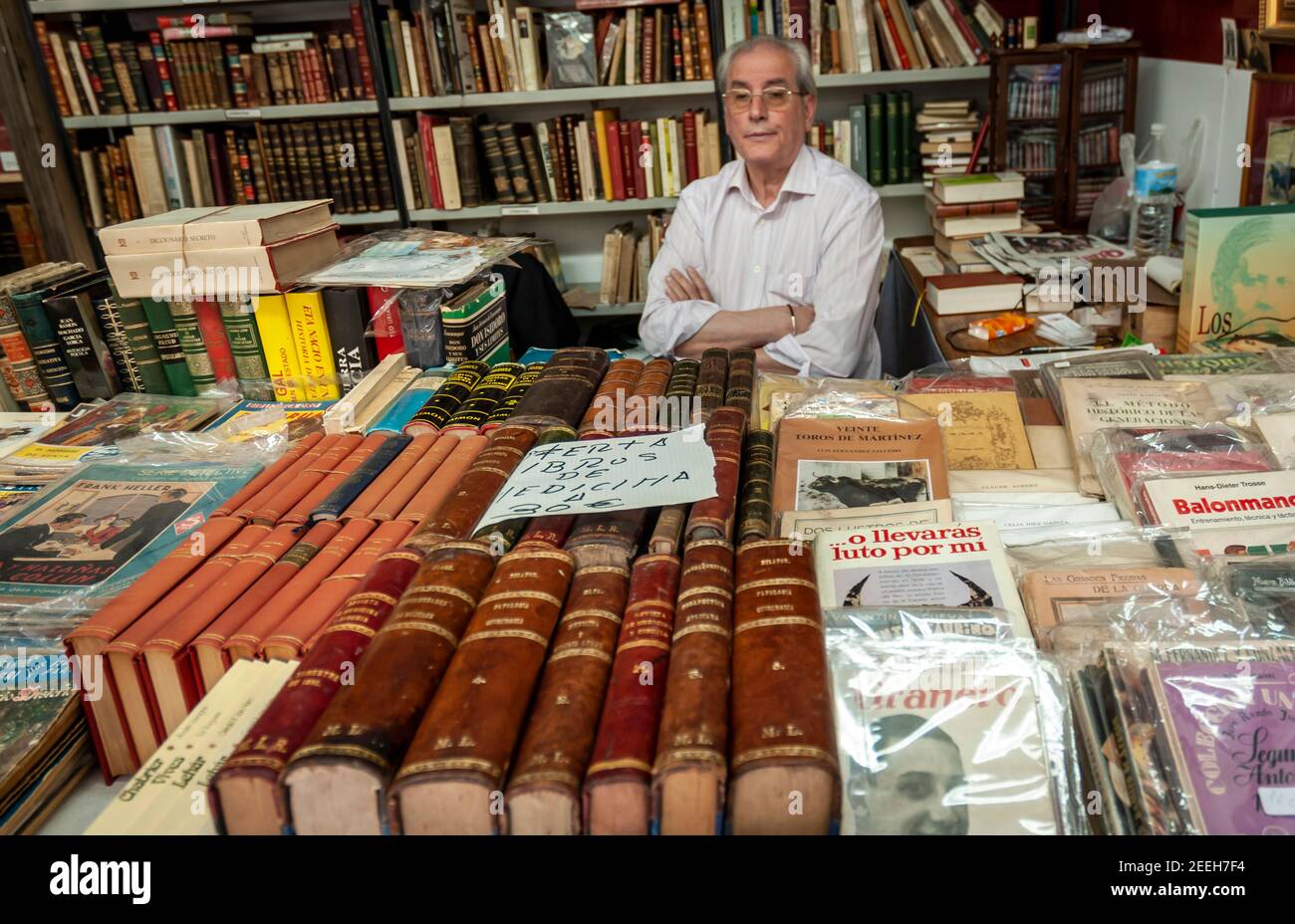Antique books stalls on a sidewalk in Madrid Stock Photo - Alamy