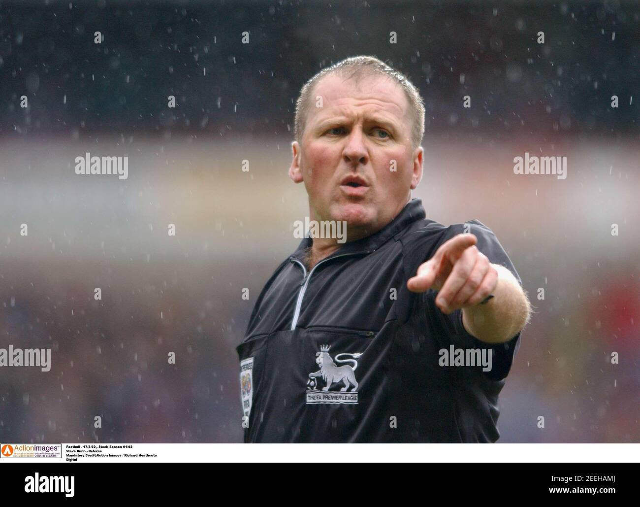 Sport football action referee stock steve dunn hi-res stock photography ...
