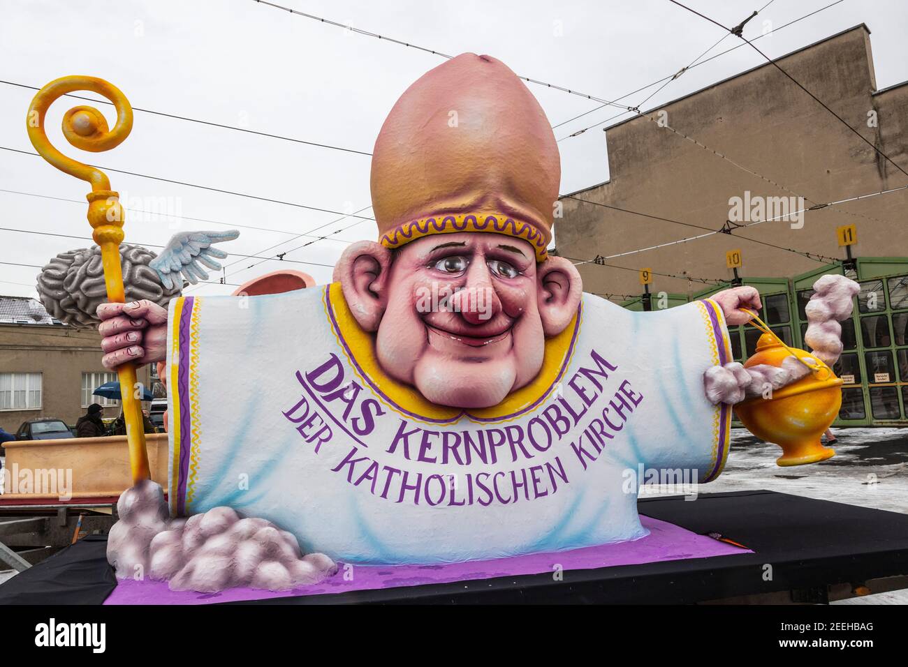 Parade float making hi-res stock photography and images - Alamy
