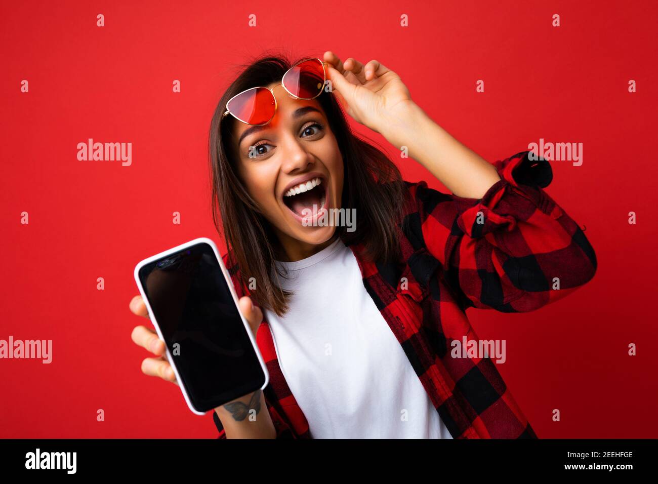 Photo of beautiful smiling surprised young woman good looking wearing ...