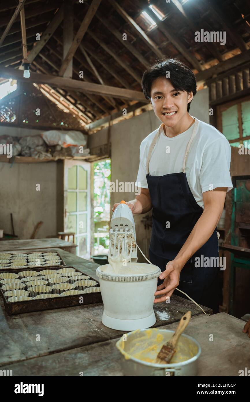 Male using electric mixer kitchen hi-res stock photography and images ...