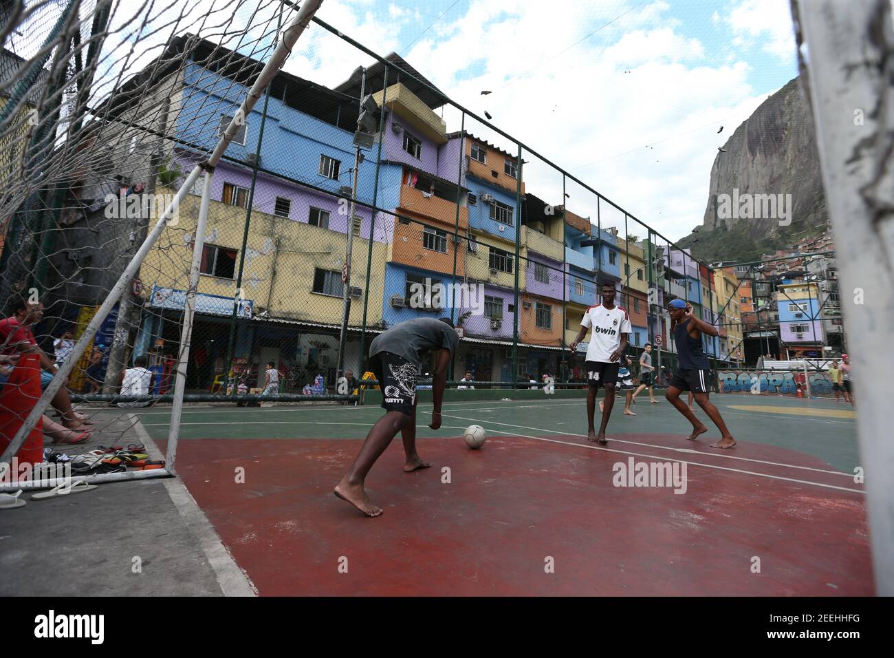 Favela brazil football children hi-res stock photography and images - Alamy