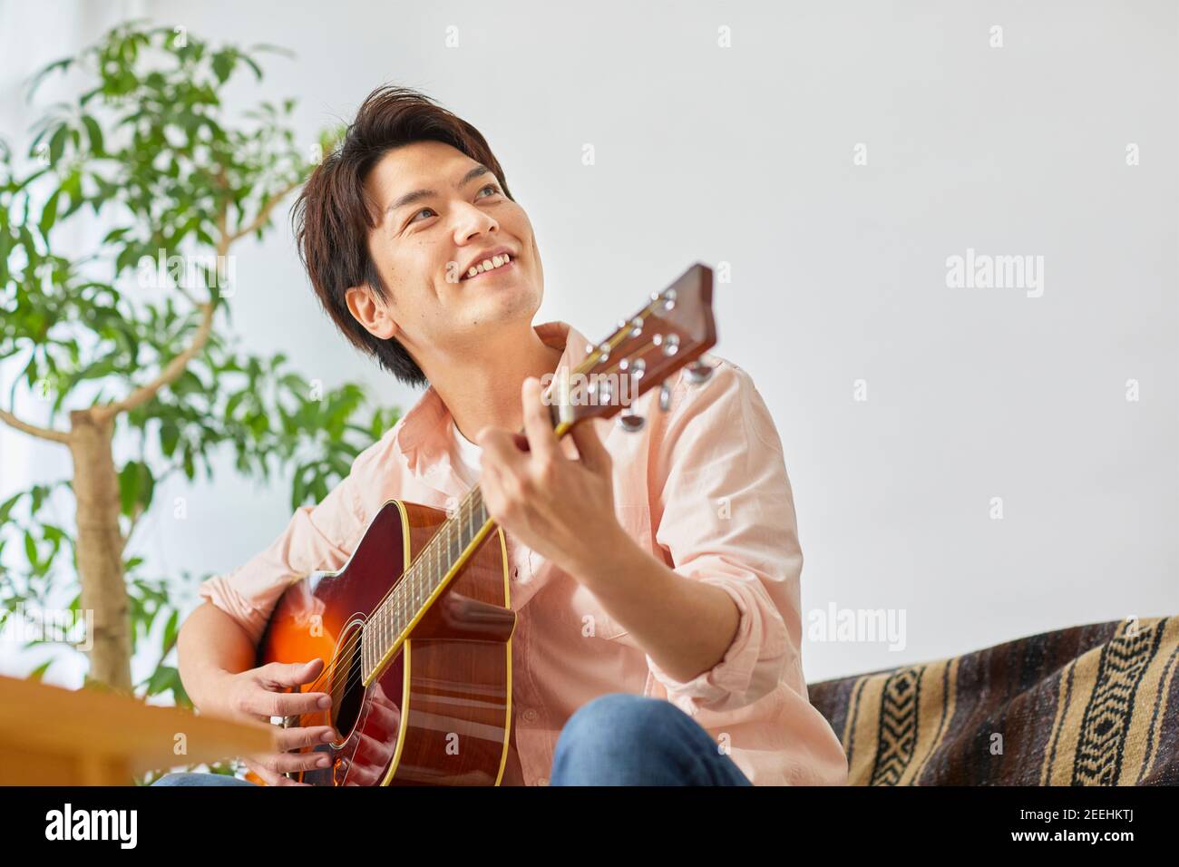 Japanese man guitar hi-res stock photography and images - Alamy