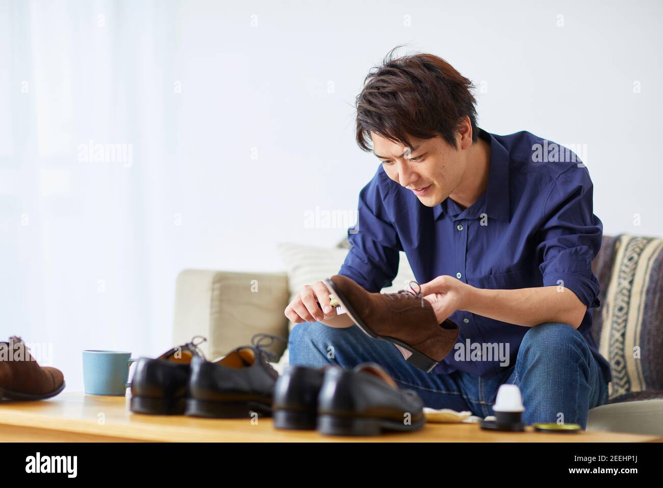 Asian man polishing shoes hi-res stock photography and images - Alamy
