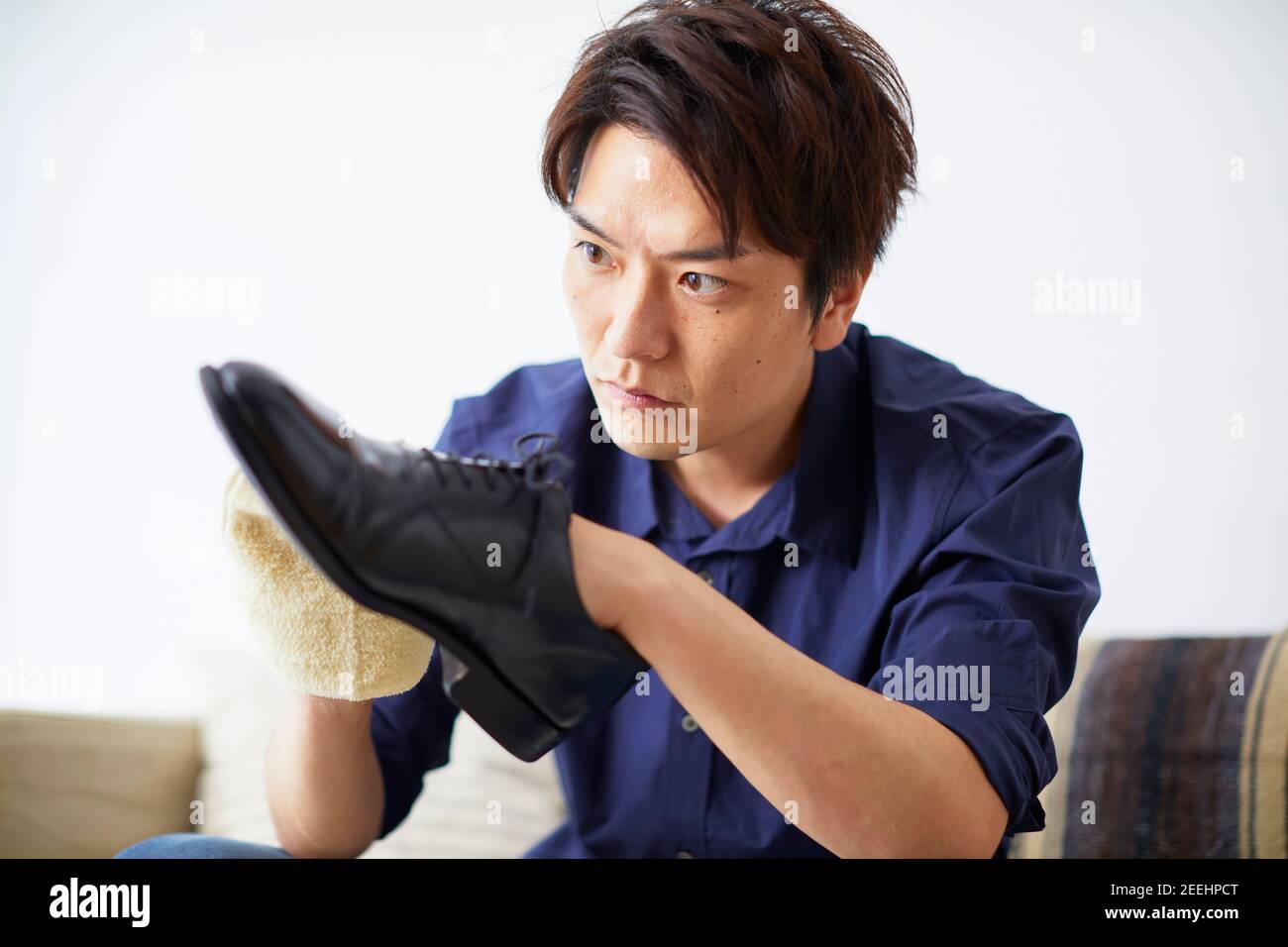 Asian man polishing shoes hi-res stock photography and images - Alamy