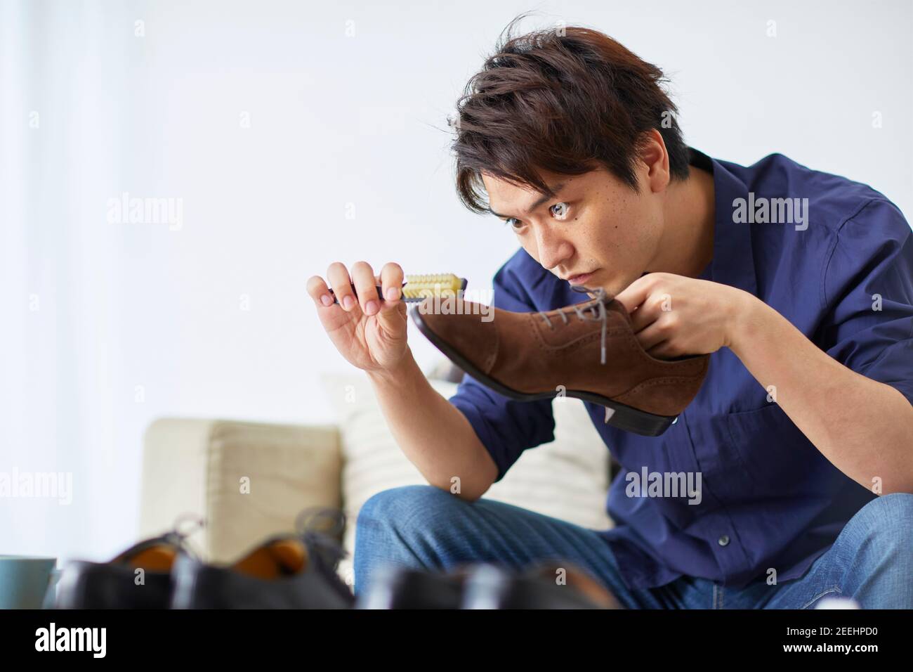 Asian man polishing shoes hi-res stock photography and images - Alamy