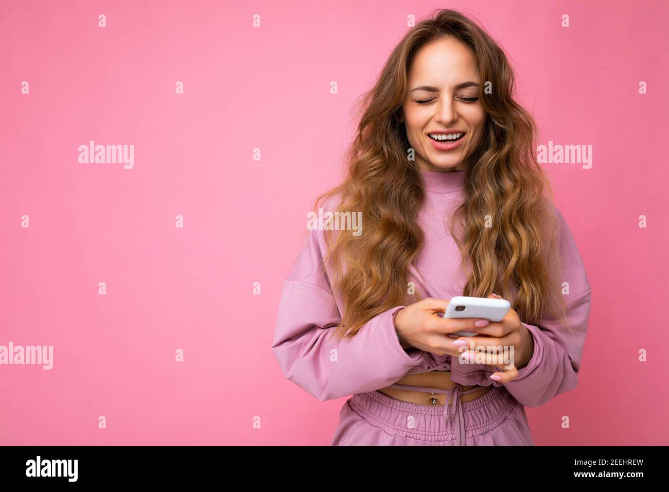Photo shot of winling attractive positive good looking young woman ...