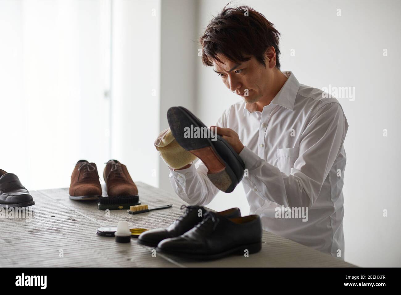 Asian man polishing shoes hi-res stock photography and images - Alamy