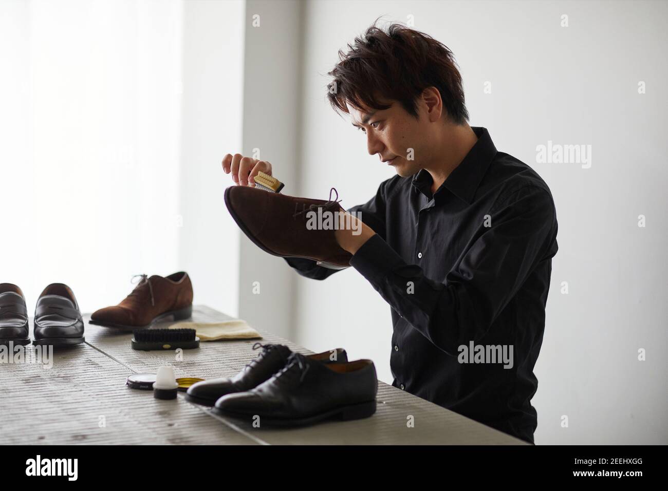 Asian man polishing shoes hi-res stock photography and images - Alamy