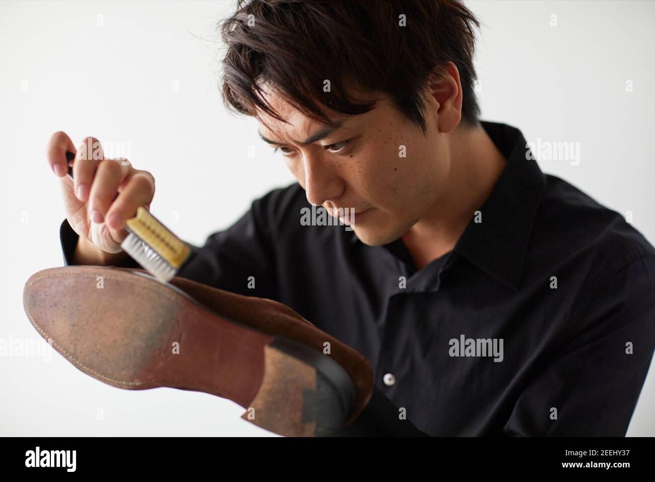 Asian man polishing shoes hi-res stock photography and images - Alamy
