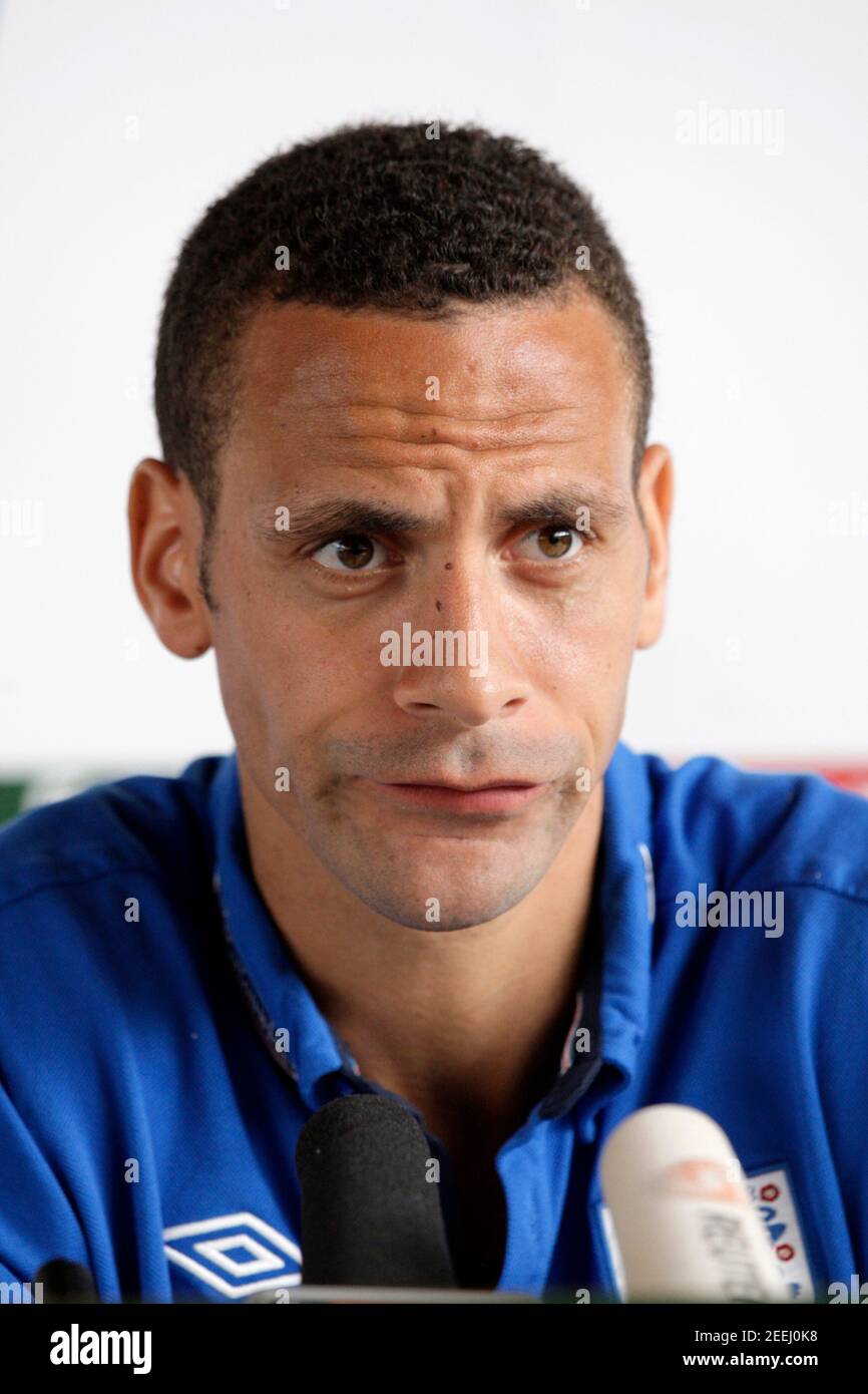 Rio ferdinand training england hi-res stock photography and images - Alamy