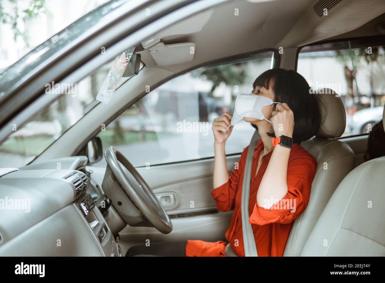 Woman breathing mask car hi-res stock photography and images - Alamy