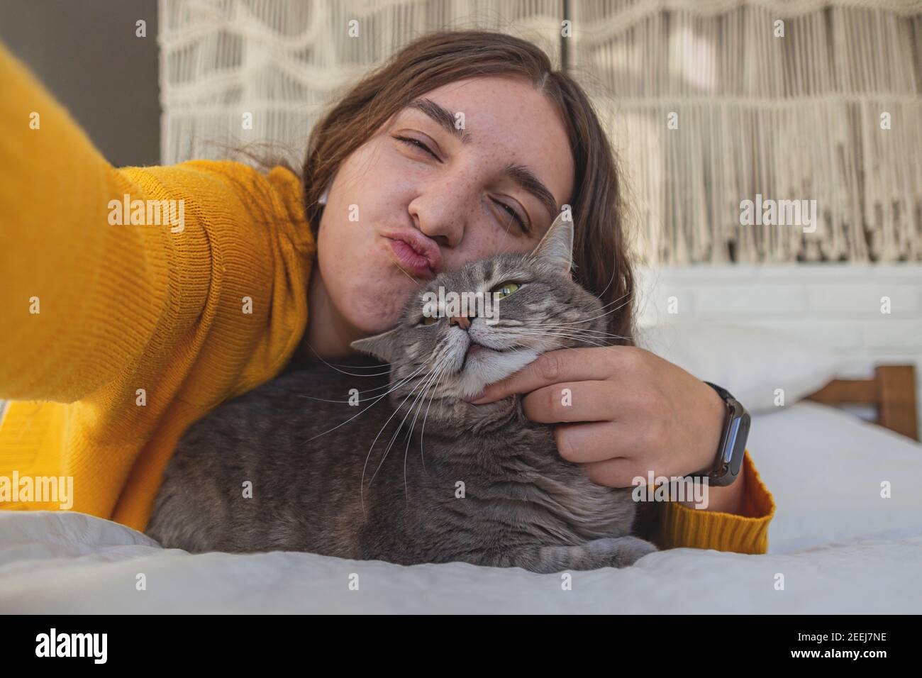 Woman cat on bed hi-res stock photography and images - Alamy