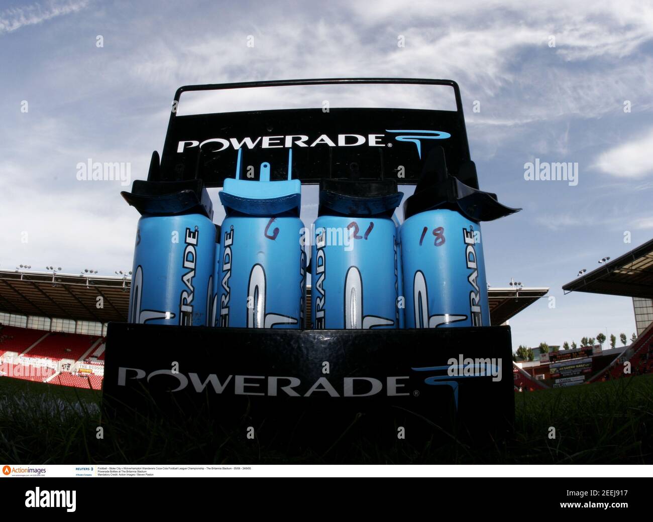 Powerade bottles hi-res stock photography and images - Alamy